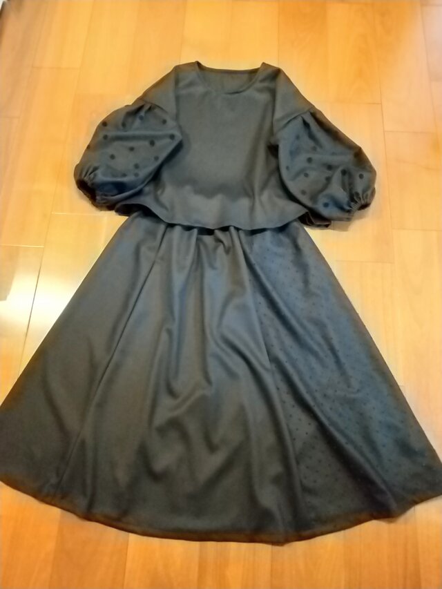 上質ブラックウールにドットチュールのパフスリーブトップス | iichi 日々の暮らしを心地よくするハンドメイドやアンティークのマーケットプレイス