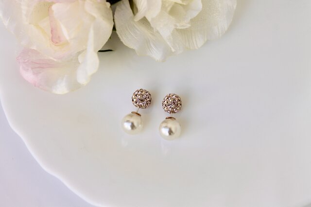 シャンパンベージュ パヴェボールピアス パールキャッチ ダブルボールピアス 8mm×10mm | iichi 日々の暮らしを心地よくするハンドメイドやアンティークのマーケットプレイス