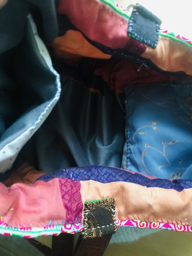 Bag 手縫いのバッグ 布製 本革持ち手 スローファッション ハンドメイド 1946 | iichi 日々の暮らしを心地よくするハンドメイドやアンティークのマーケットプレイス