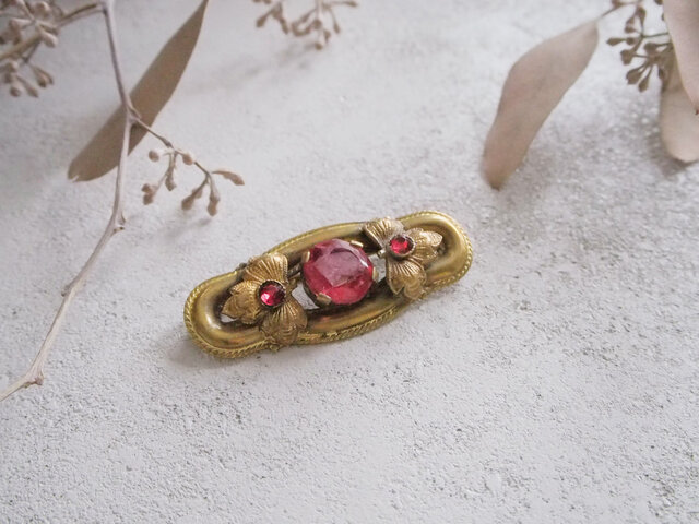 ピンクのガラスのアールヌーヴォー調ブローチ | iichi 日々の暮らしを心地よくするハンドメイドやアンティークのマーケットプレイス