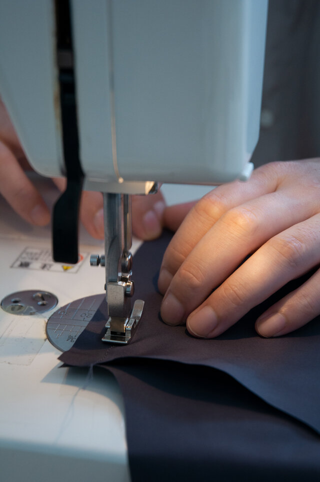 【完全一点物】メンズ ラウンドカットシャツ（ブルー） | iichi 日々の暮らしを心地よくするハンドメイドやアンティークのマーケットプレイス