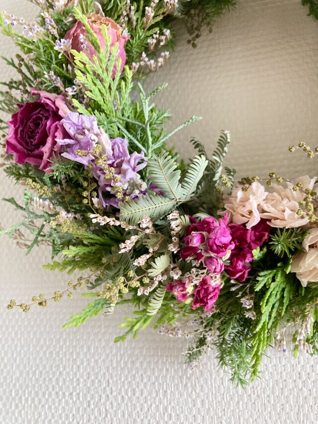 早春のストックとバラのリース♬ ~ひな祭り.ホワイトデーにも | iichi 日々の暮らしを心地よくするハンドメイドやアンティークのマーケットプレイス