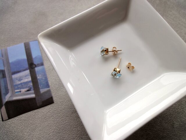 【LAST1】天然石のピアス14KGF 立て爪 スクエア スイススカイブルー トパーズ 5mm | iichi 日々の暮らしを心地よくするハンドメイドやアンティークのマーケットプレイス