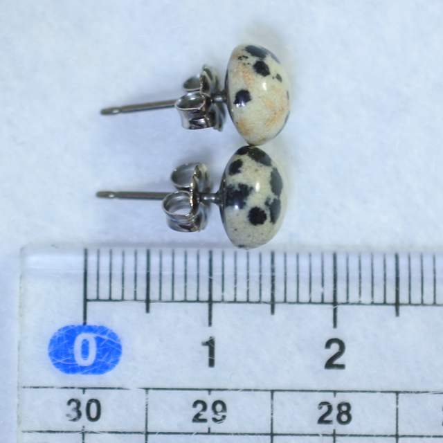 （1点もの）ダルメシアンジャスパーのスタッドピアス（8mm・チタンポスト） | iichi 日々の暮らしを心地よくするハンドメイドやアンティークのマーケットプレイス