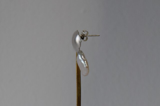 Frill Pearl Pierce | iichi 日々の暮らしを心地よくするハンドメイドやアンティークのマーケットプレイス