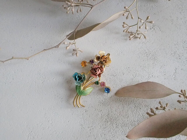 オーストリアのバラのブローチ | iichi 日々の暮らしを心地よくするハンドメイドやアンティークのマーケットプレイス