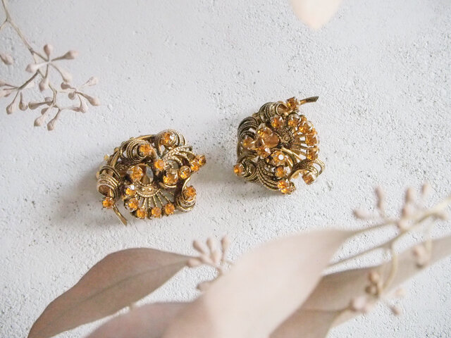 オレンジのガラスの装飾イヤリング（イヤクリップ） | iichi 日々の暮らしを心地よくするハンドメイドやアンティークのマーケットプレイス