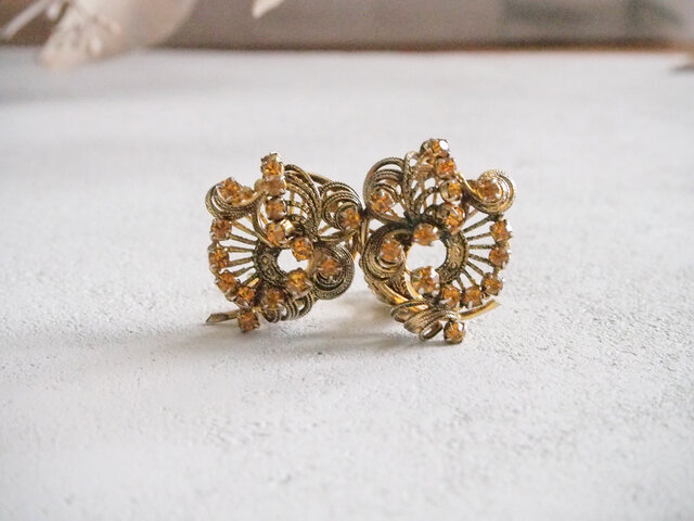 オレンジのガラスの装飾イヤリング（イヤクリップ） | iichi 日々の暮らしを心地よくするハンドメイドやアンティークのマーケットプレイス