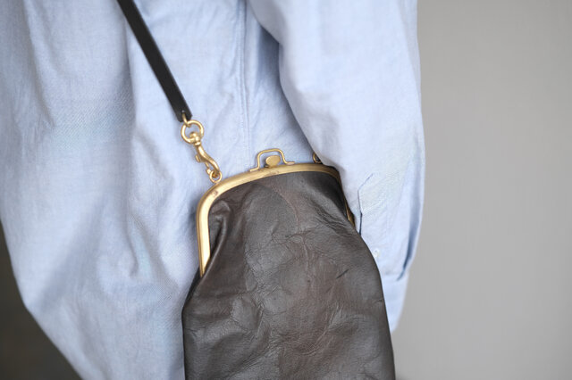 【new】レザーショルダーポーチ ＜鹿革鉄媒染＞ ｜SHO-65D | iichi 日々の暮らしを心地よくするハンドメイドやアンティークのマーケットプレイス