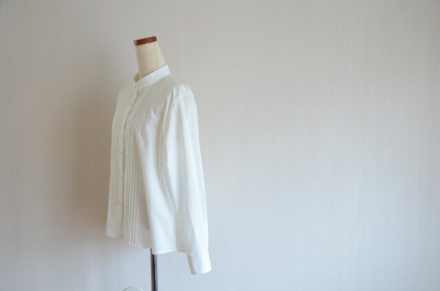 ピンタックのスタンドカラーブラウス コットン100％ オフホワイト | iichi 日々の暮らしを心地よくするハンドメイドやアンティークのマーケットプレイス