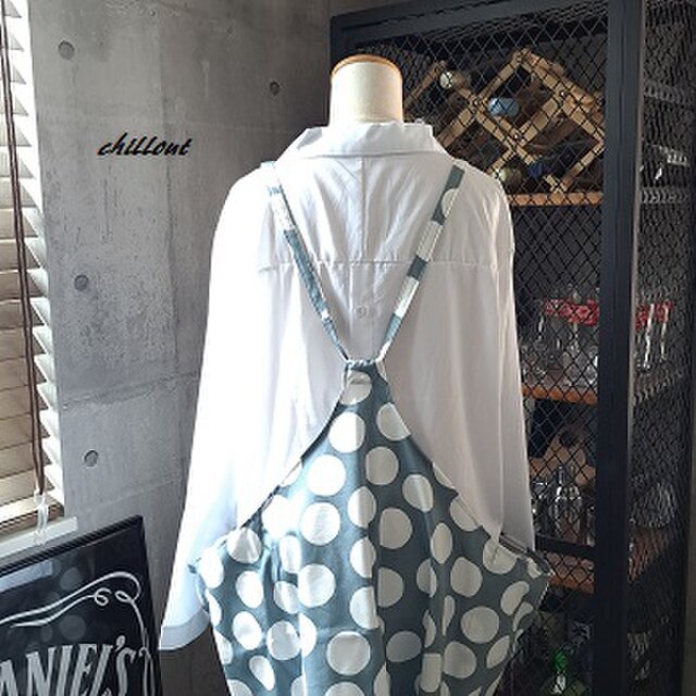 【背中がかわいい】エプロンドレス：グレードット【0575】 | iichi 日々の暮らしを心地よくするハンドメイドやアンティークのマーケットプレイス