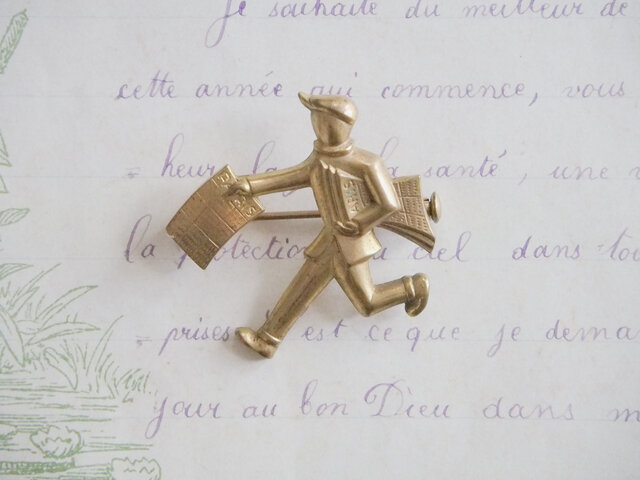 PARISの新聞屋さんのブローチ | iichi 日々の暮らしを心地よくするハンドメイドやアンティークのマーケットプレイス