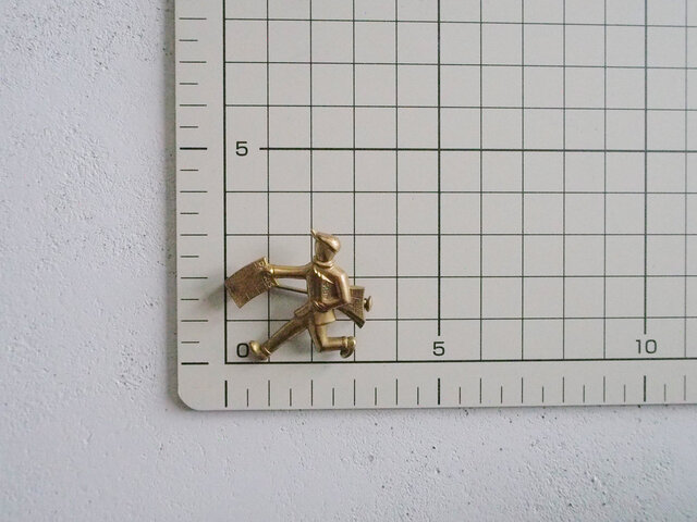 PARISの新聞屋さんのブローチ | iichi 日々の暮らしを心地よくするハンドメイドやアンティークのマーケットプレイス