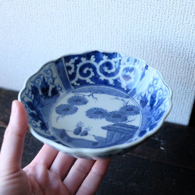 青でエレガント 伊万里 花文線描き染付膾皿 蛸唐草 芍薬 骨董・antiques 暮らしに。江戸期 | iichi 日々の暮らしを心地よくするハンドメイドやアンティークのマーケットプレイス