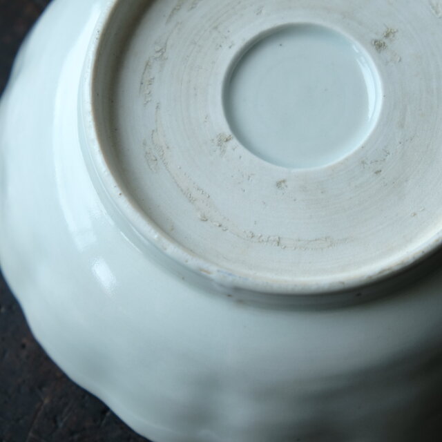 見込みにリーフ 伊万里 草文染付膾皿 器 骨董/antiques 丁寧な暮らしに。江戸末期 | iichi 日々の暮らしを心地よくするハンドメイドやアンティークのマーケットプレイス