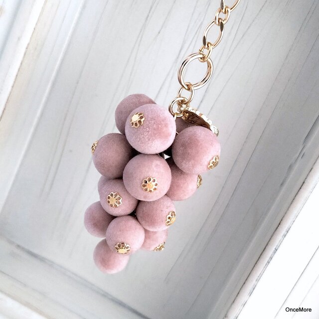 葡萄のバッグチャーム（フロッキービーズ） | iichi 日々の暮らしを心地よくするハンドメイドやアンティークのマーケットプレイス