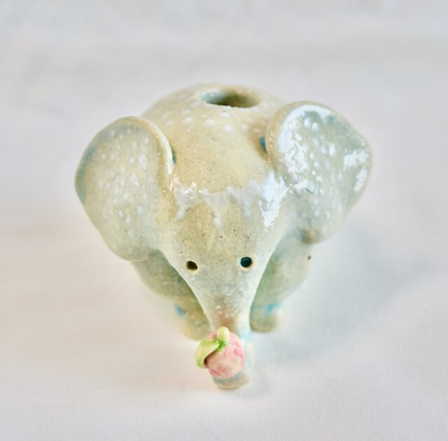 りんご好きなぞうさんの一輪挿し | iichi 日々の暮らしを心地よくするハンドメイドやアンティークのマーケットプレイス