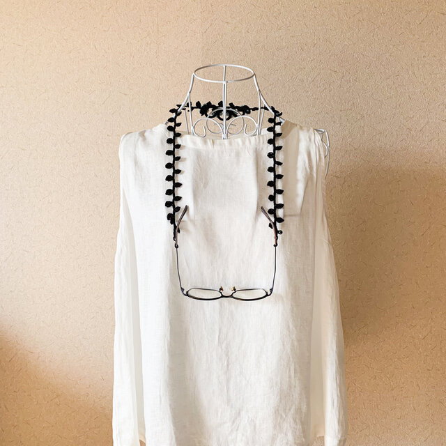 レース編み2wayグラスコード 花（黒×水色） | iichi 日々の暮らしを心地よくするハンドメイドやアンティークのマーケットプレイス