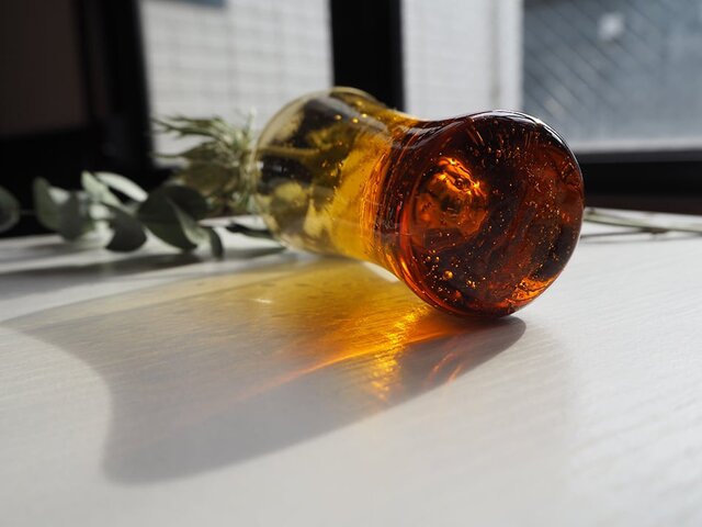 琥珀色のショットグラスA／アンバー／エリックホグラン | iichi 日々の暮らしを心地よくするハンドメイドやアンティークのマーケットプレイス