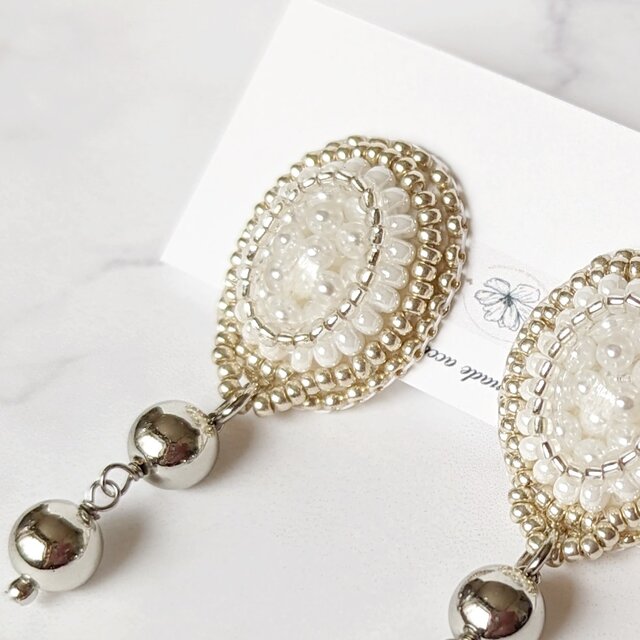 【ピアス】 パール つぶつぶ ホワイト＆シルバー /サージカルステンレス アレルギー対応 | iichi 日々の暮らしを心地よくするハンドメイドやアンティークのマーケットプレイス