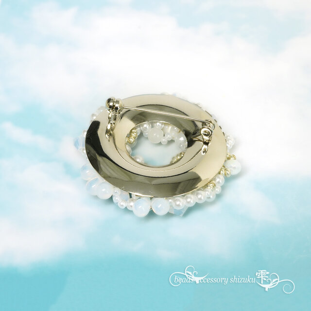 フラワーリースブローチ＊Silver White | iichi 日々の暮らしを心地よくするハンドメイドやアンティークのマーケットプレイス