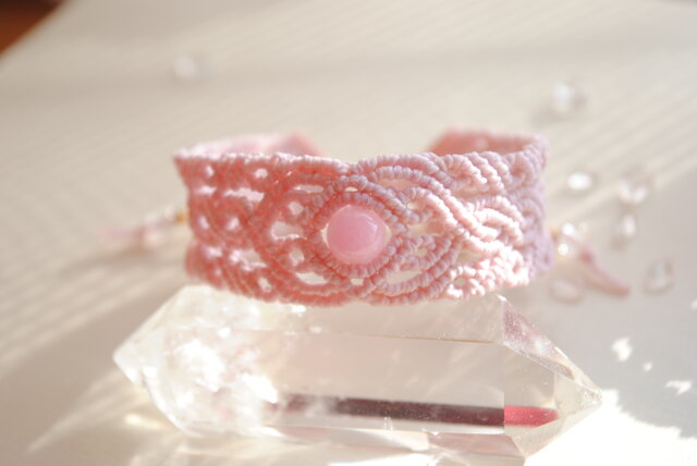 マクラメブレスレット*ピンクジェイド8㎜ | iichi 日々の暮らしを心地よくするハンドメイドやアンティークのマーケットプレイス