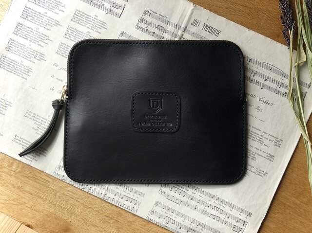 イタリア革のフラットポーチ／ブラック | iichi 日々の暮らしを心地よくするハンドメイドやアンティークのマーケットプレイス