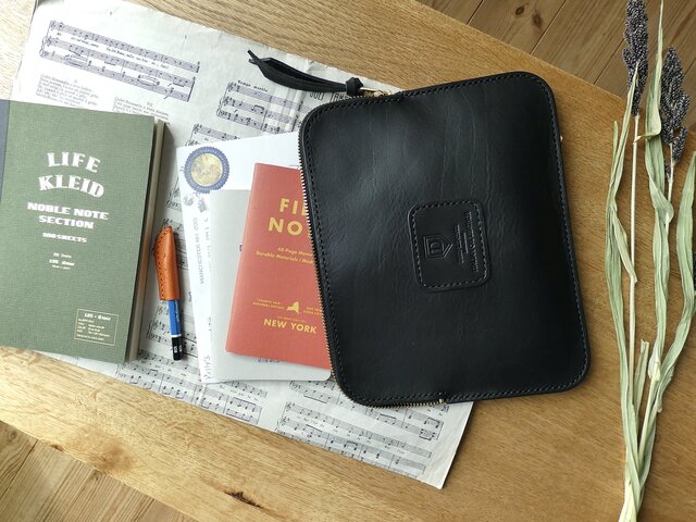 イタリア革のフラットポーチ／ブラック | iichi 日々の暮らしを心地よくするハンドメイドやアンティークのマーケットプレイス