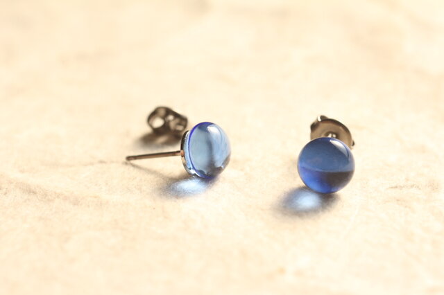 チタンピアス・LightBlue | iichi 日々の暮らしを心地よくするハンドメイドやアンティークのマーケットプレイス