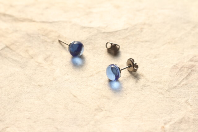 チタンピアス・LightBlue | iichi 日々の暮らしを心地よくするハンドメイドやアンティークのマーケットプレイス