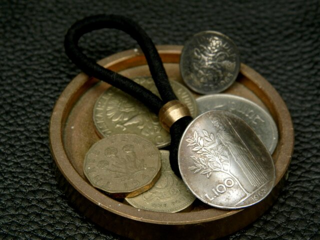 ＃H54s Italian Coin Hair Elastic（Shield type | iichi 日々の暮らしを心地よくするハンドメイドやアンティークのマーケットプレイス