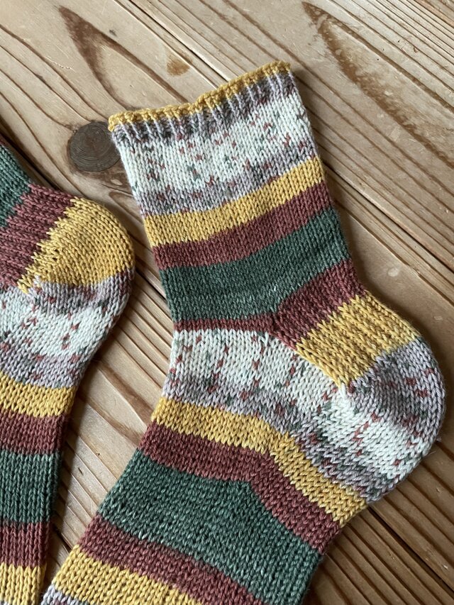 No.1402 手編み靴下Laura | iichi 日々の暮らしを心地よくするハンドメイドやアンティークのマーケットプレイス