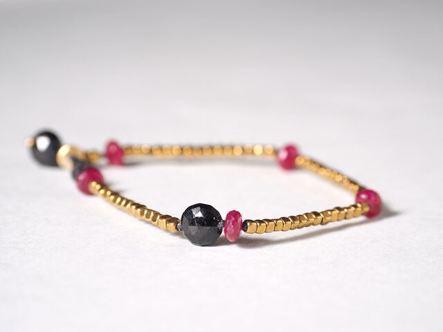 -Black tourmaline・Ruby- gold bracelet | iichi 日々の暮らしを心地よくするハンドメイドやアンティークのマーケットプレイス