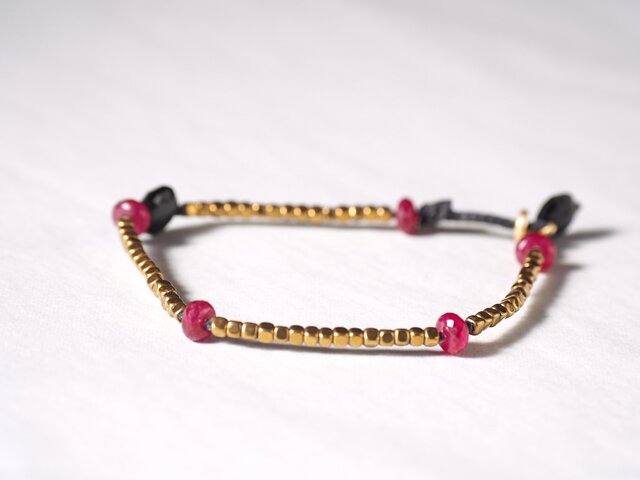 -Black tourmaline・Ruby- gold bracelet | iichi 日々の暮らしを心地よくするハンドメイドやアンティークのマーケットプレイス