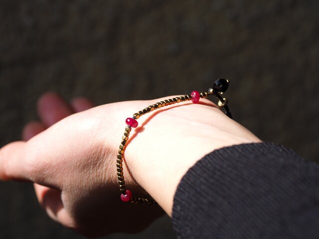 -Black tourmaline・Ruby- gold bracelet | iichi 日々の暮らしを心地よくするハンドメイドやアンティークのマーケットプレイス