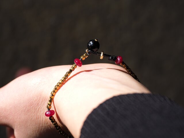 -Black tourmaline・Ruby- gold bracelet | iichi 日々の暮らしを心地よくするハンドメイドやアンティークのマーケットプレイス