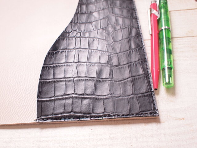 本革A5変形ノートカバー ポケット2ヶ所 サンドベージュ×クロコ トラベラーズ | iichi 日々の暮らしを心地よくするハンドメイドやアンティークのマーケットプレイス