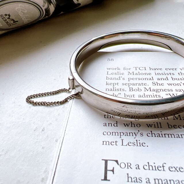 B107-ヴィンテージバングル U.S.A. 1970〜80s Shiny silver tone simple bangle | iichi 日々の暮らしを心地よくするハンドメイドや ...