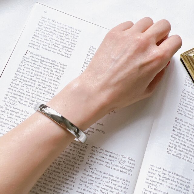 B107-ヴィンテージバングル U.S.A. 1970〜80s Shiny silver tone simple bangle | iichi 日々の暮らしを心地よくするハンドメイドや ...