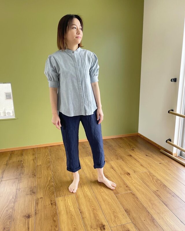 ネップミックスダンガリーピンタック比翼 半袖ブラウス BGW べっ甲ボタン（サイズ2） | iichi 日々の暮らしを心地よくするハンドメイドやアンティークのマーケットプレイス