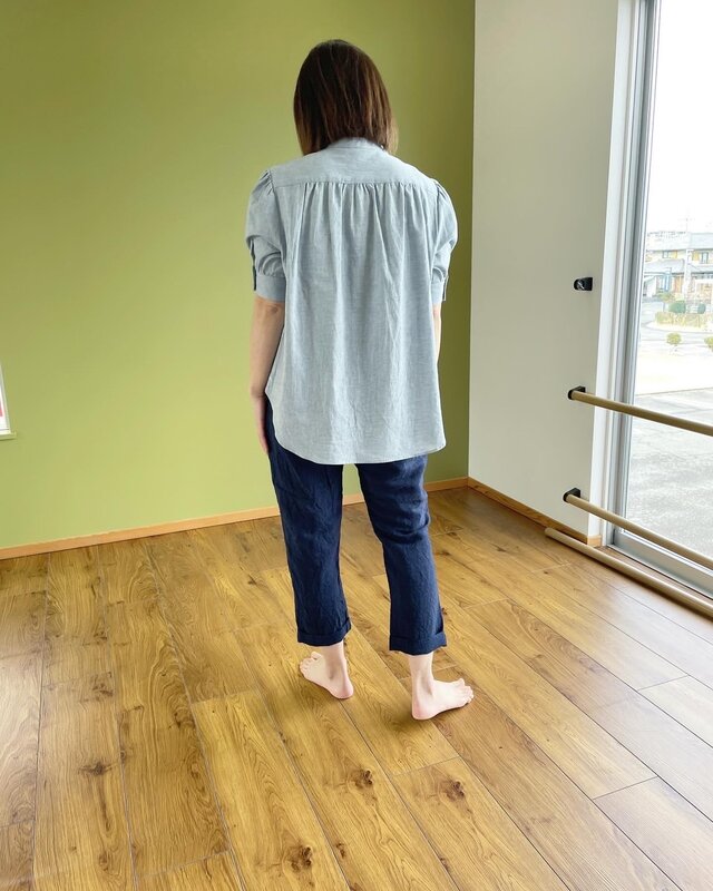 ネップミックスダンガリーピンタック比翼 半袖ブラウス BGW べっ甲ボタン（サイズ2） | iichi 日々の暮らしを心地よくするハンドメイドやアンティークのマーケットプレイス