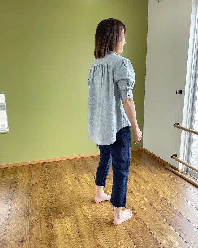 ネップミックスダンガリーピンタック比翼 半袖ブラウス BGW べっ甲ボタン（サイズ2） | iichi 日々の暮らしを心地よくするハンドメイドやアンティークのマーケットプレイス