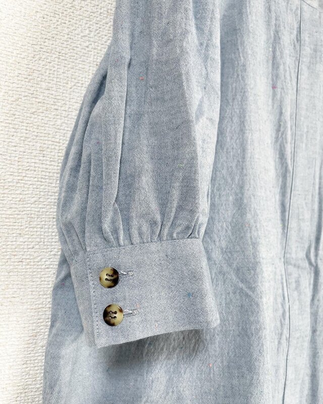 ネップミックスダンガリーピンタック比翼 半袖ブラウス BGW べっ甲ボタン（サイズ2） | iichi 日々の暮らしを心地よくするハンドメイドやアンティークのマーケットプレイス