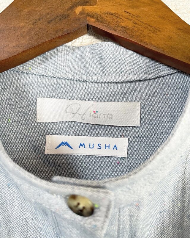 ネップミックスダンガリーピンタック比翼 半袖ブラウス BGW べっ甲ボタン（サイズ2） | iichi 日々の暮らしを心地よくするハンドメイドやアンティークのマーケットプレイス