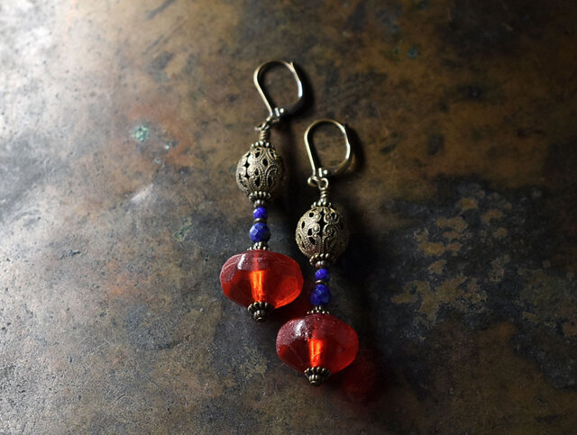 真っ赤な算盤型アンティークボヘミアビーズとスヨーロッパヴィンテージメタルパーツ、ラピスのアンシメトリーピアス | iichi 日々の暮らしを心地よくするハンドメイドやアンティークのマーケットプレイス
