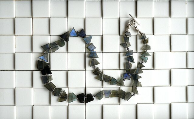 ブルーラブラドライトのスライスカットネックレス | iichi 日々の暮らしを心地よくするハンドメイドやアンティークのマーケットプレイス