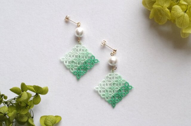 スクエアモチーフのタティングレースとコットンパールのピアス〈エメラルドグリーン〉 | iichi 日々の暮らしを心地よくするハンドメイドやアンティークのマーケットプレイス