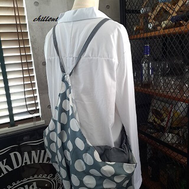 【背中がかわいい】エプロンドレス：グレードット×グレー【0573】 | iichi 日々の暮らしを心地よくするハンドメイドやアンティークのマーケットプレイス
