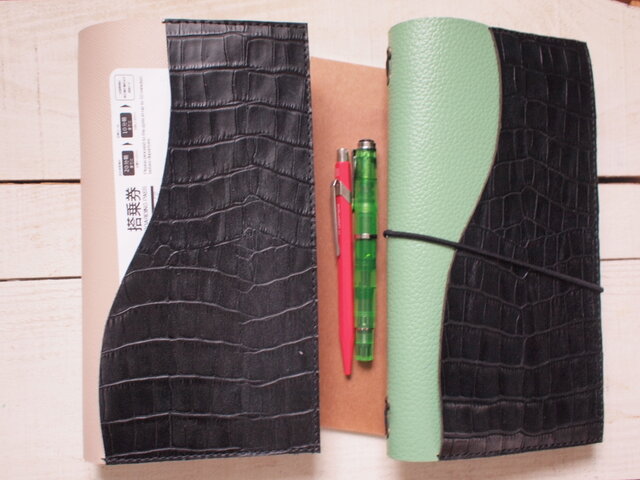 本革A5変形ノートカバー ポケット2ヶ所 ボルドークレール×クロコ トラベラーズ | iichi 日々の暮らしを心地よくするハンドメイドやアンティークのマーケットプレイス