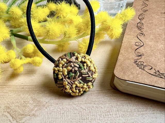 *Always*たっぷりミモザのヘアゴム | iichi 日々の暮らしを心地よくするハンドメイドやアンティークのマーケットプレイス